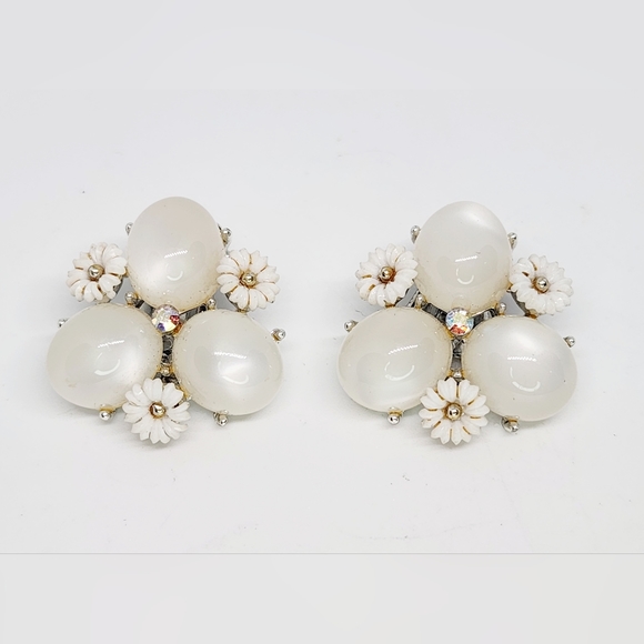 Jewelry | Vintage Pakula White Moonglow Thermoset Carved Flowers Daisy ...